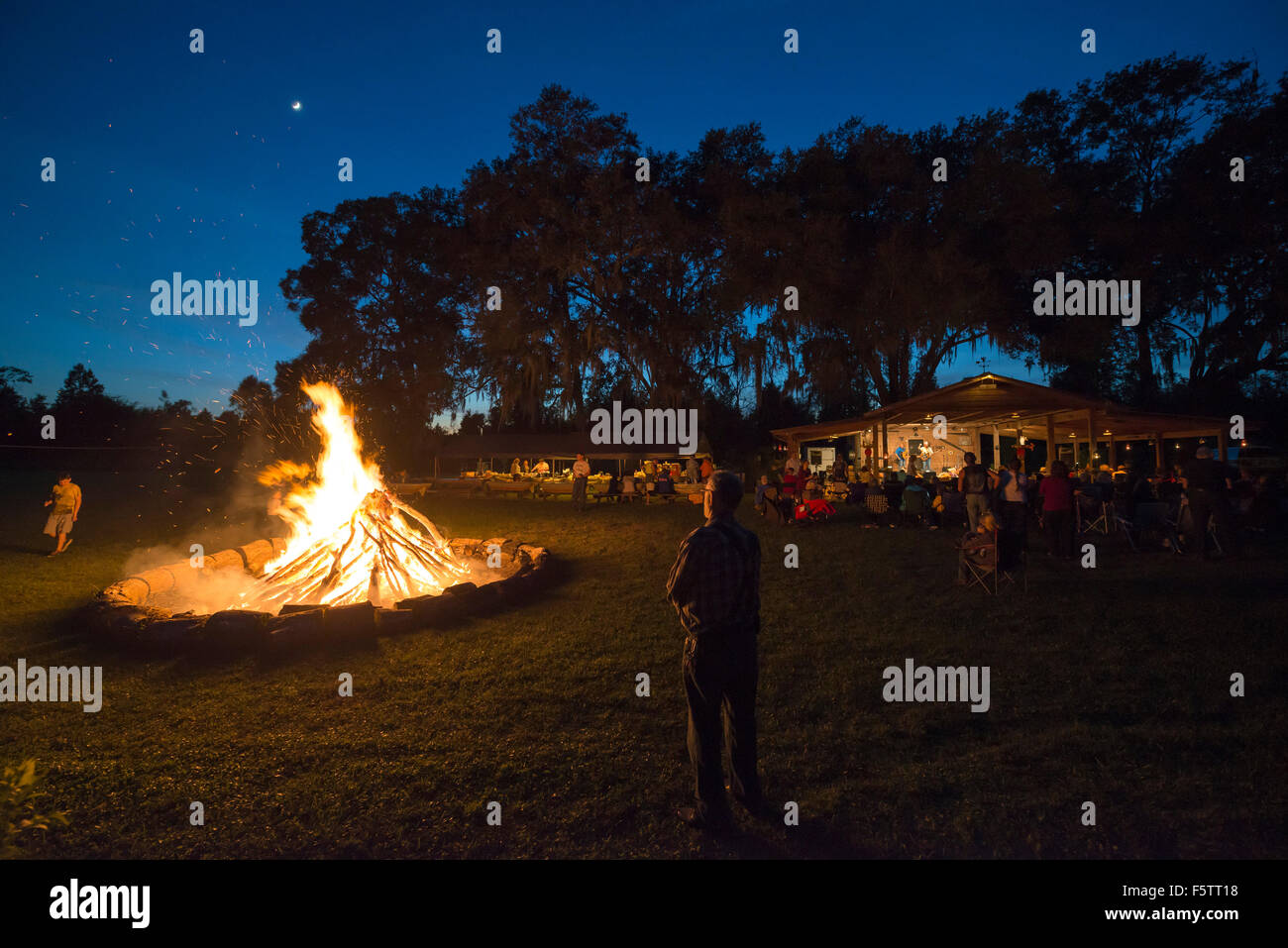 Huge bonfire hi-res stock photography and images - Alamy