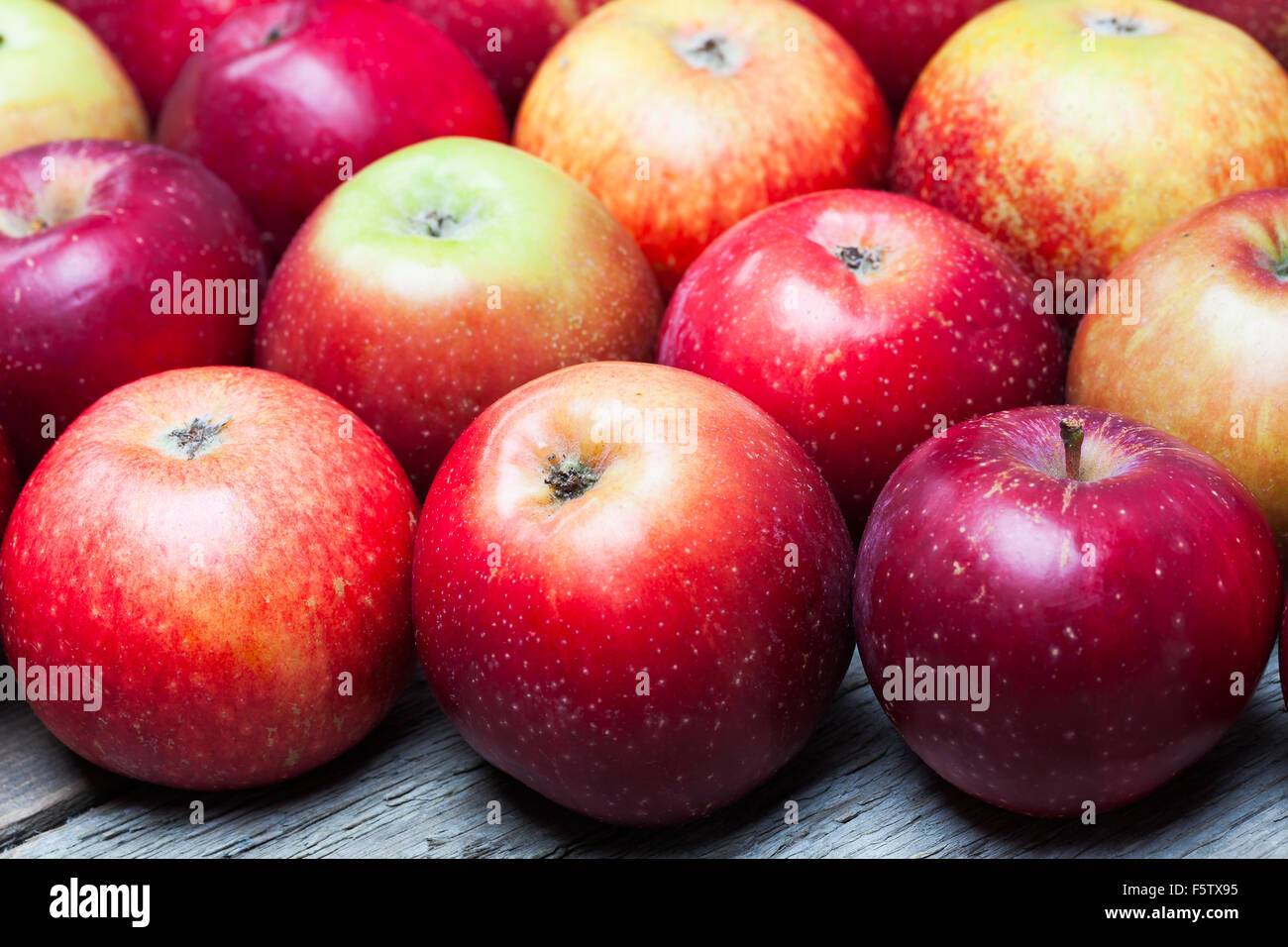 Red apples fruit hi-res stock photography and images - Alamy