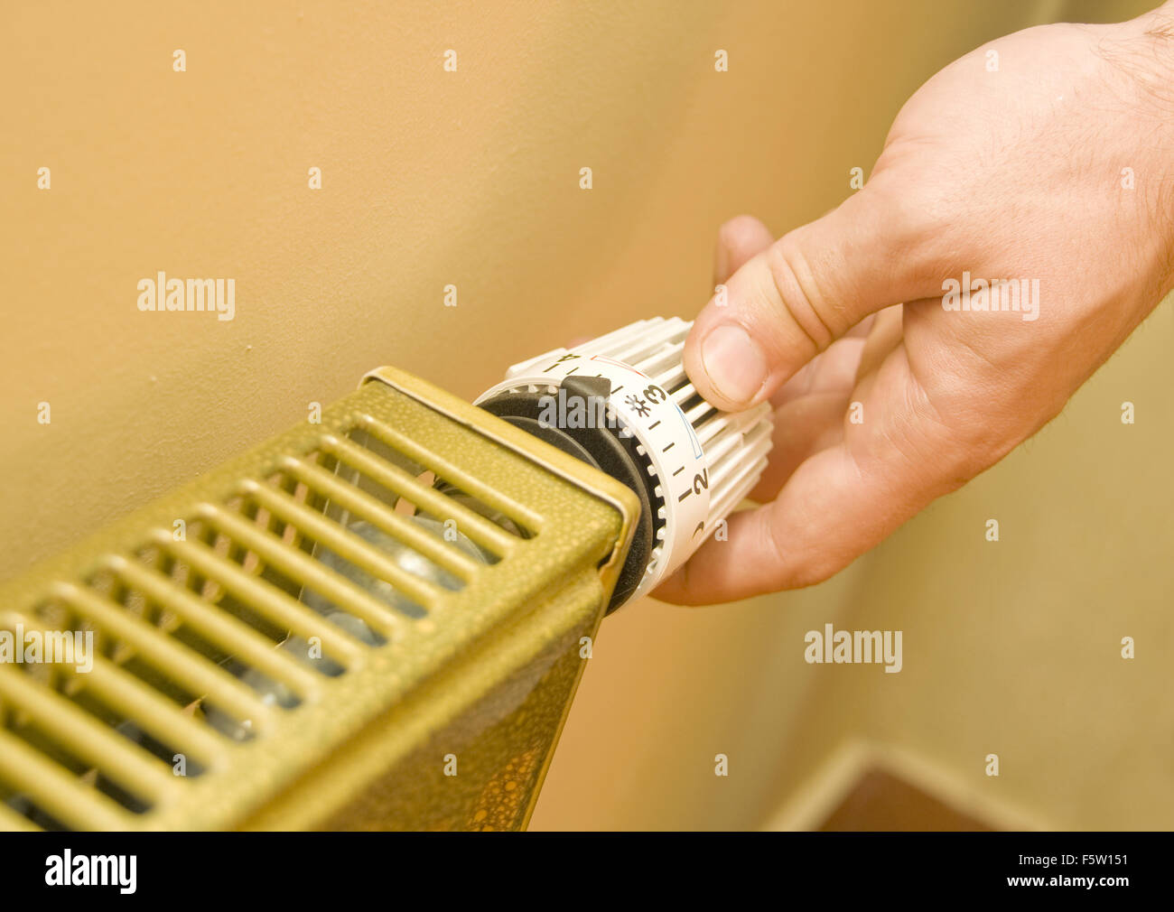 Hand adjusting radiator thermostat home hi-res stock photography and ...