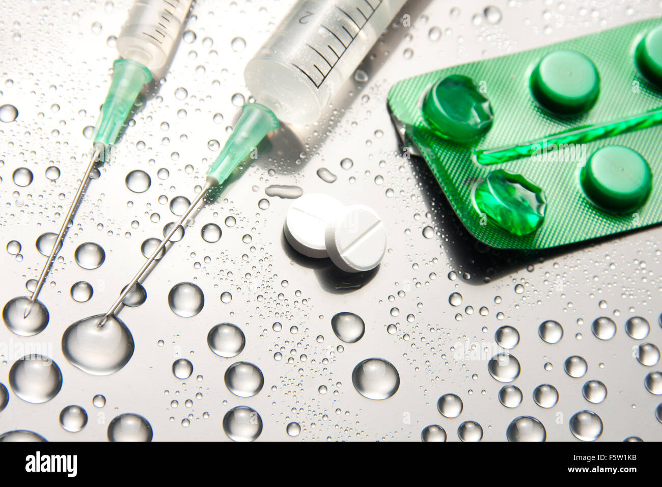 Medicine and syringes. First aid Stock Photo - Alamy