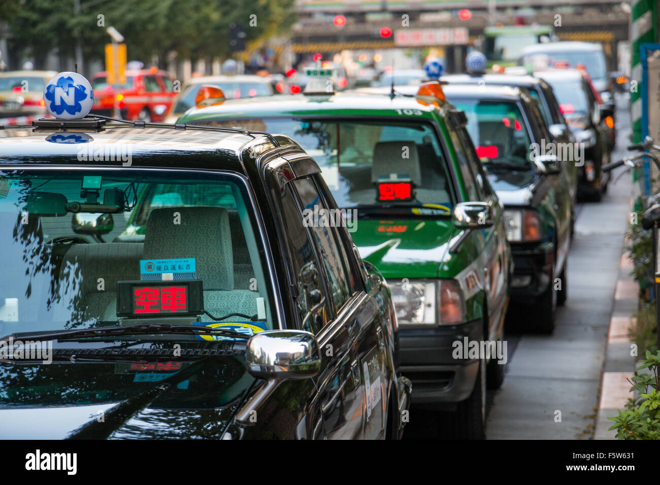 Taxi line near Tokyo Station Stock Photo - Alamy