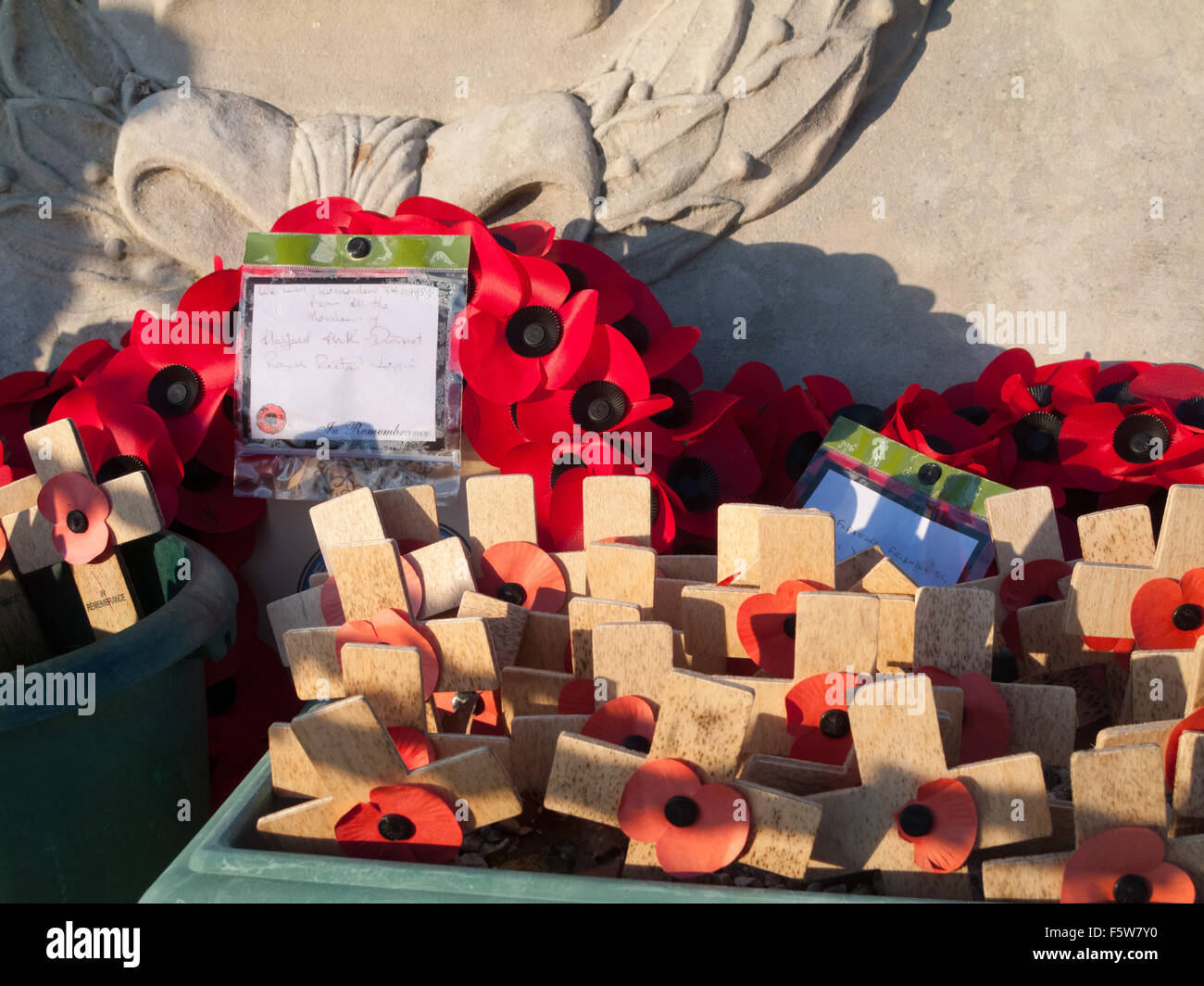 poppy tribute at war memorial Stock Photo - Alamy