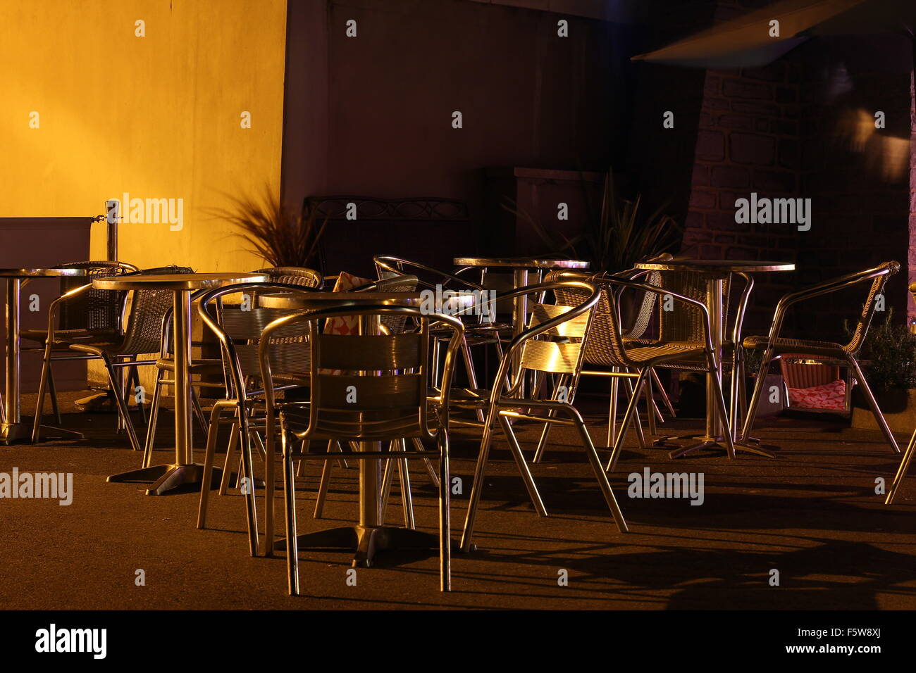 Alfresco eating place at night Stock Photo - Alamy