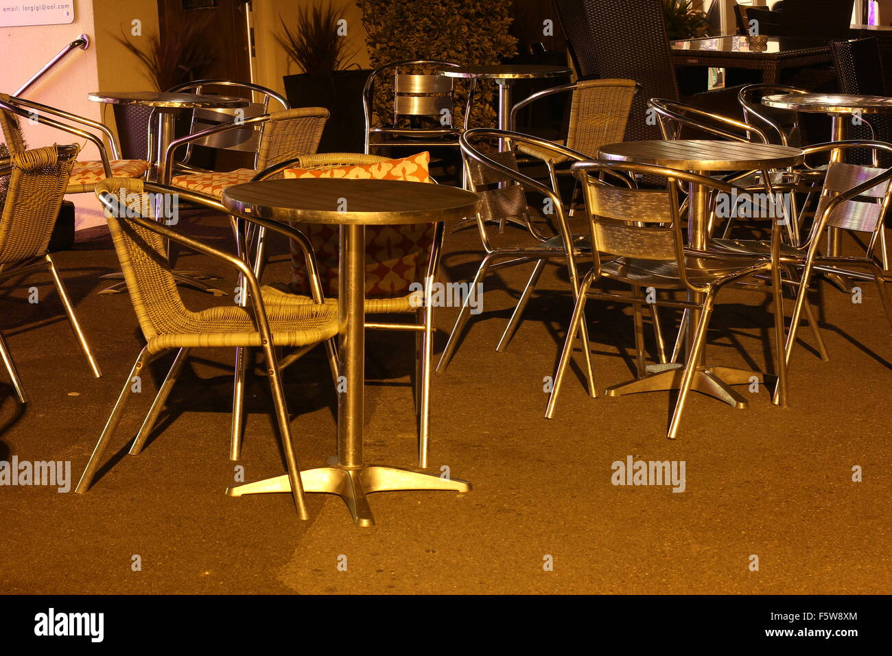 Alfresco eating place at night Stock Photo - Alamy