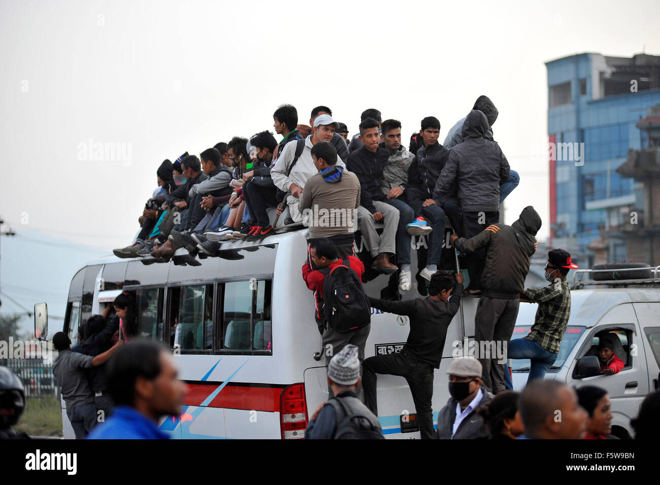 Overcrowded bus india hi-res stock photography and images - Alamy