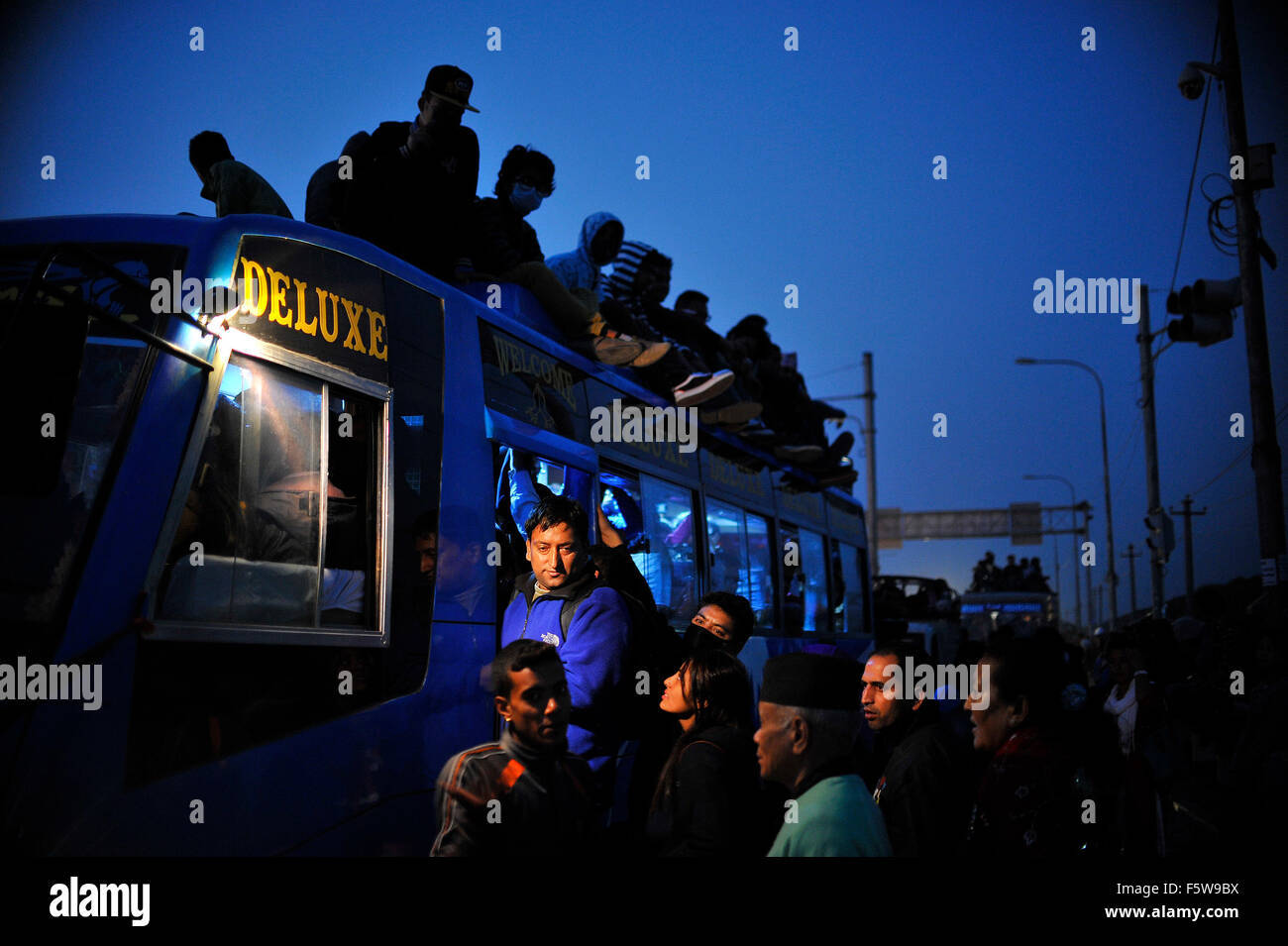 Overcrowded bus india hi-res stock photography and images - Alamy