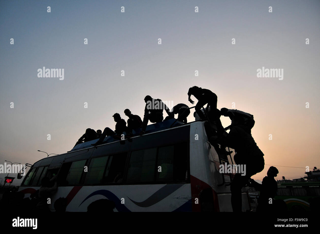 Overcrowded bus india hi-res stock photography and images - Alamy