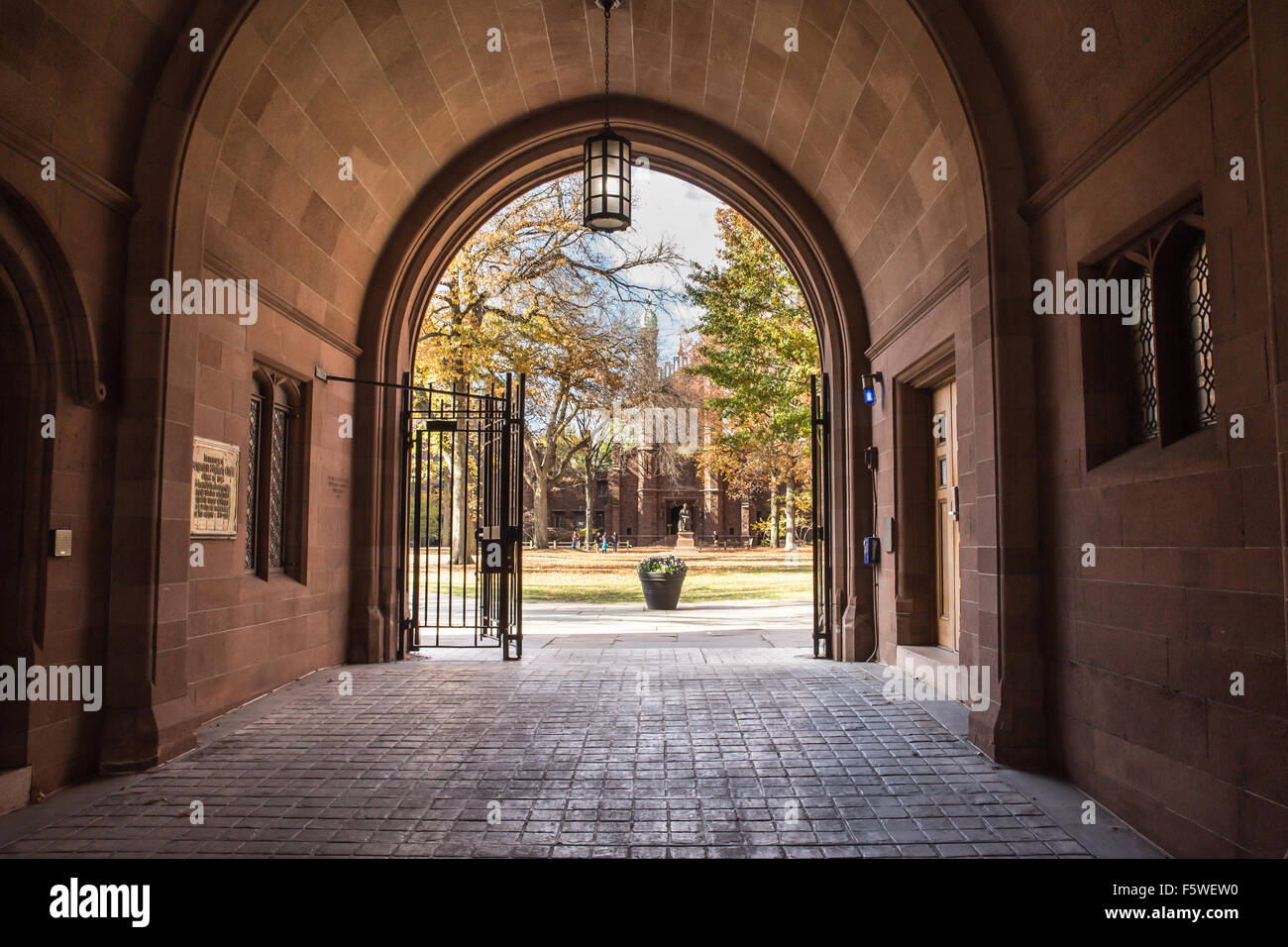 Yale campus hi-res stock photography and images - Alamy