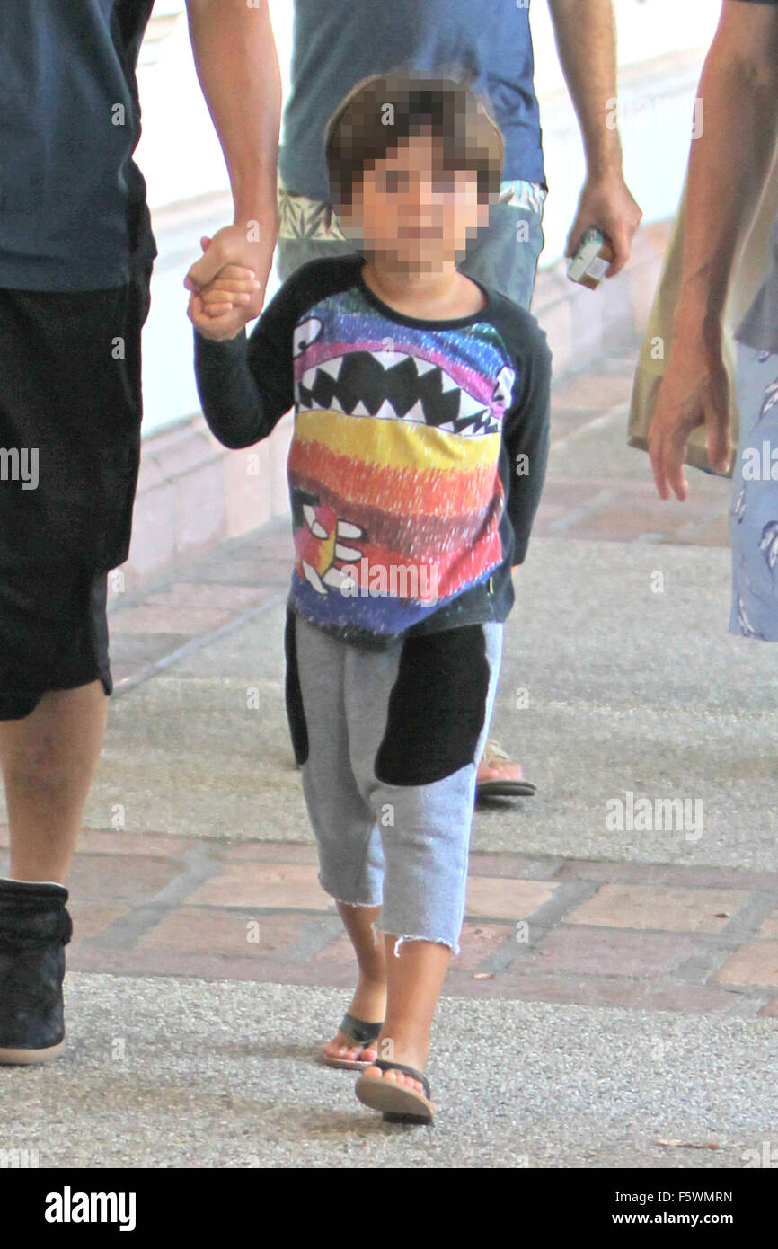 Orlando Bloom, son Flynn and father Colin out and about in Malibu ...