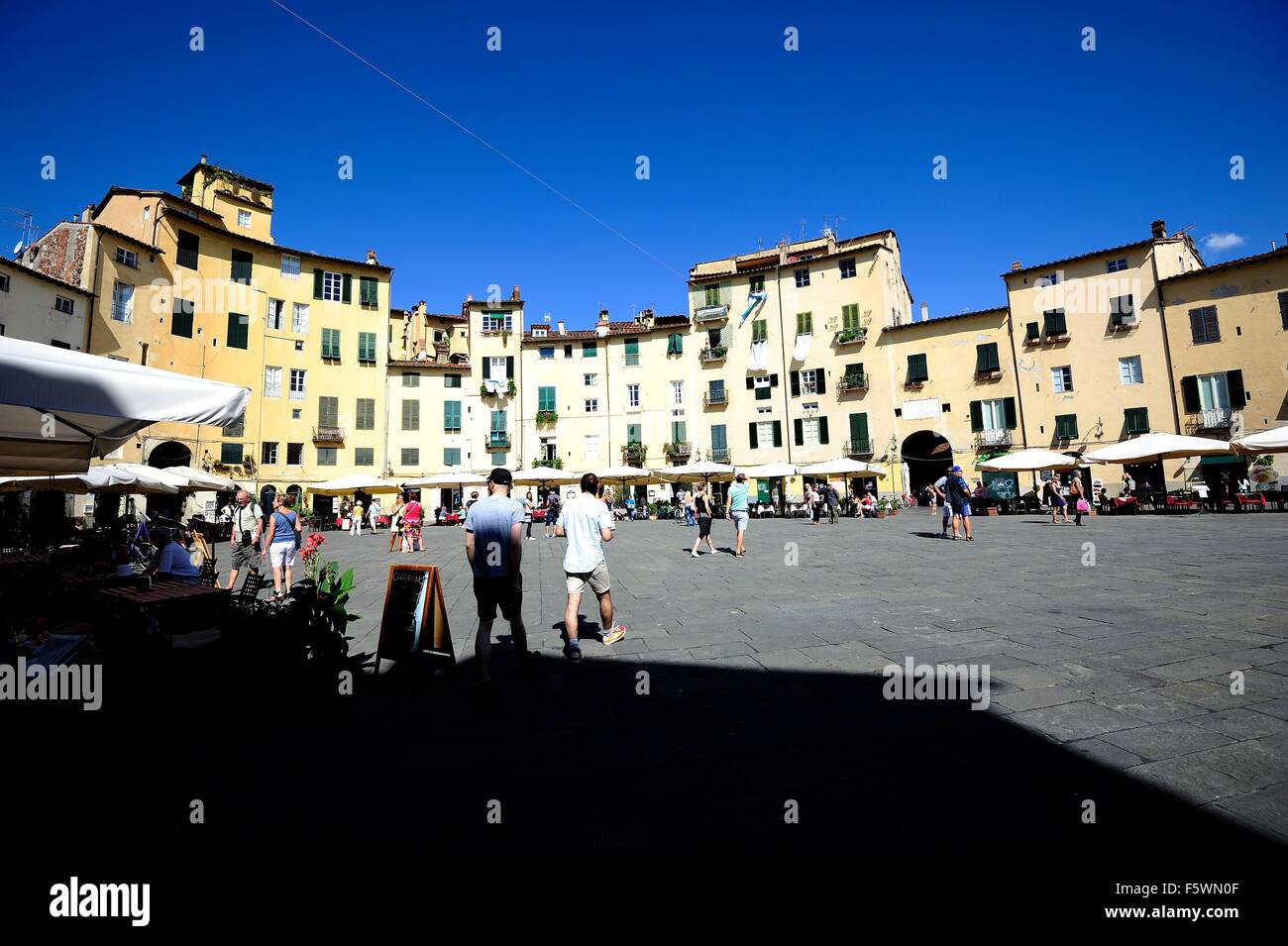 The courtyard and restaurants of Lucca Stock Photo - Alamy