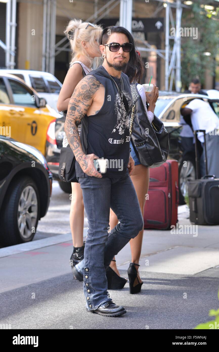 David Navarro returning to his hotel with two women Featuring: David ...