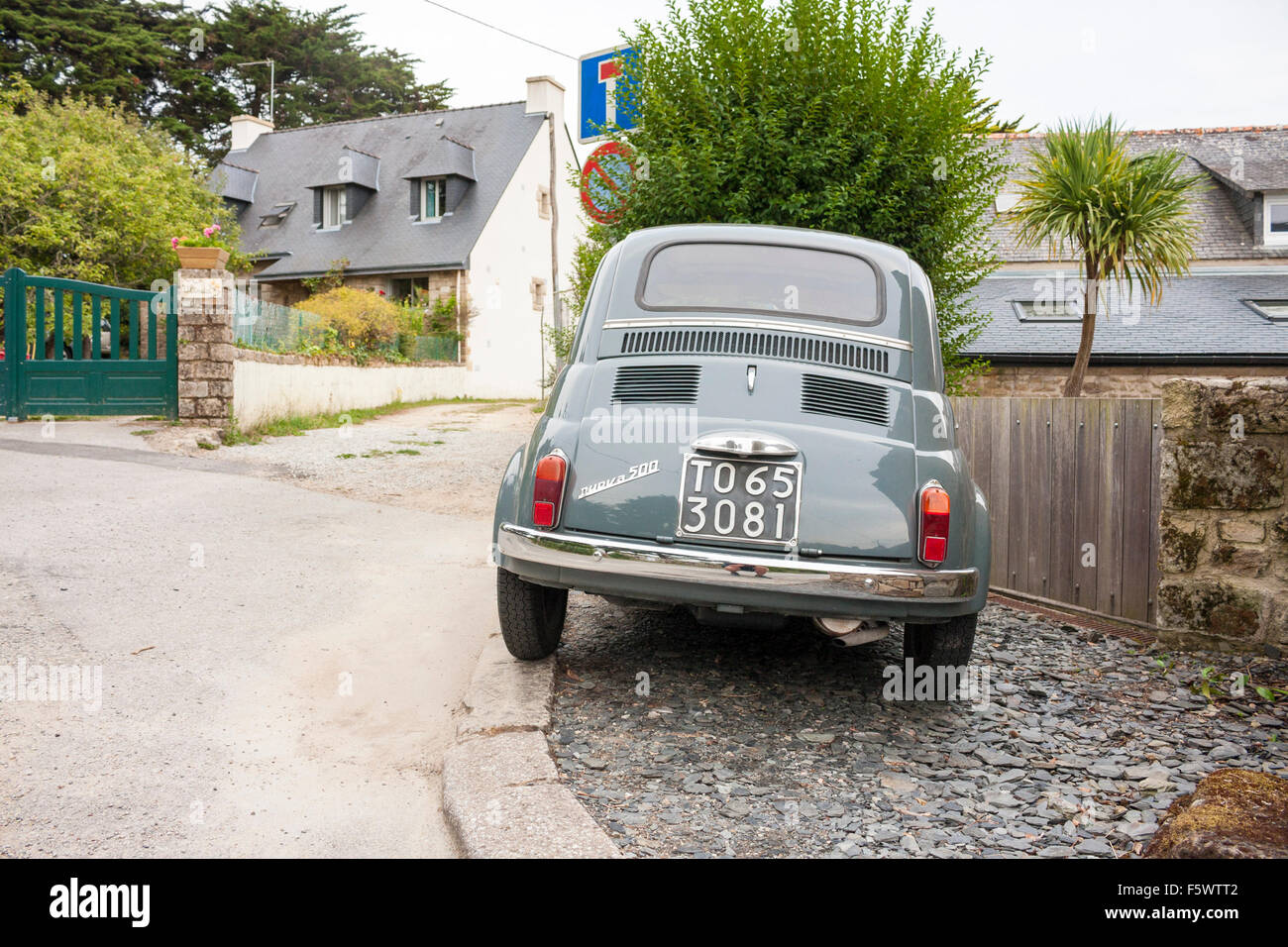 Rear view of a parked Fiat 500 Stock Photo - Alamy