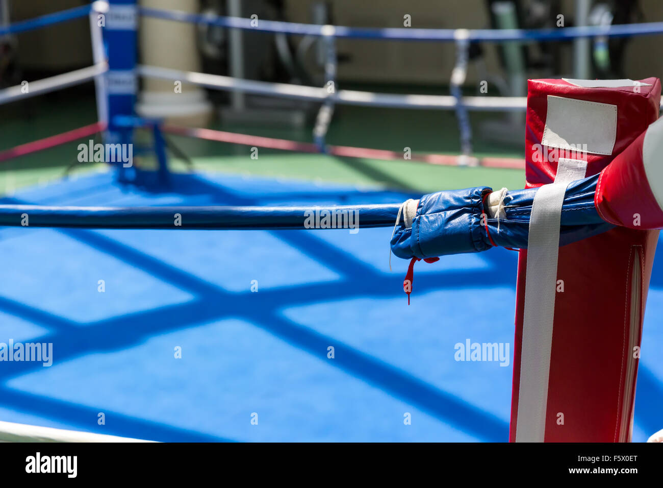 Empty boxing ring hi-res stock photography and images - Alamy
