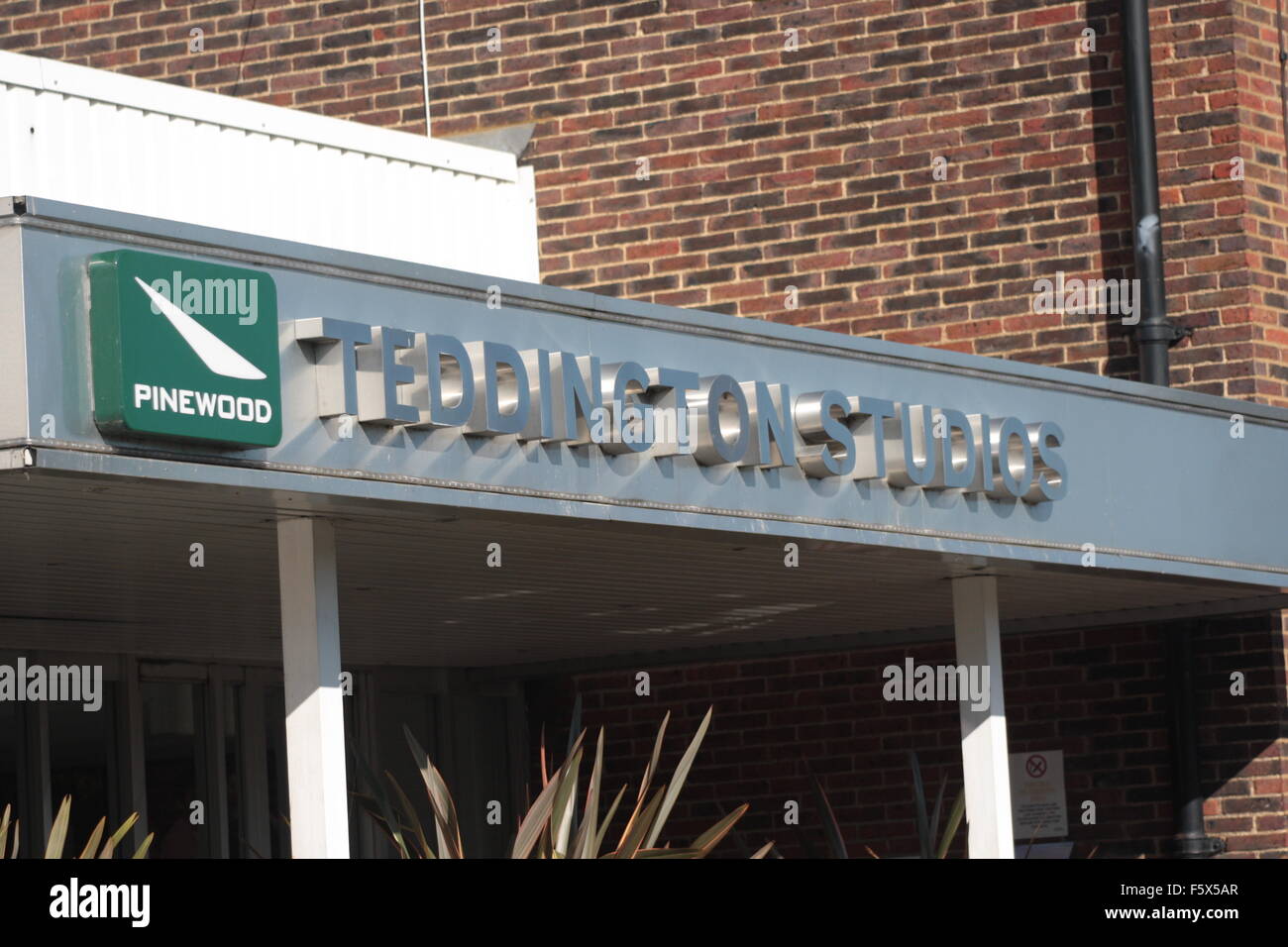 Pinewood studios hi-res stock photography and images - Alamy