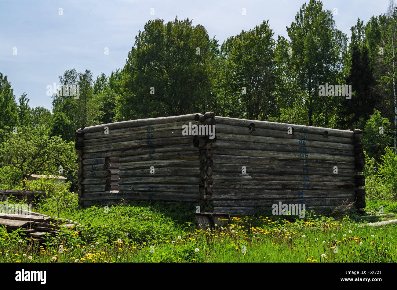 Abandoned log-wooden house Stock Photo - Alamy