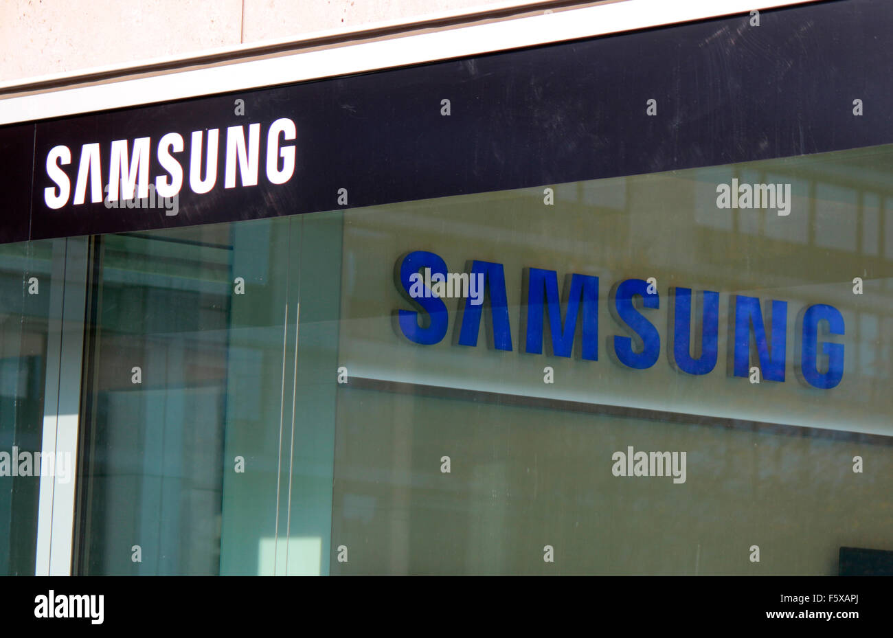 Samsung logo hi-res stock photography and images - Alamy