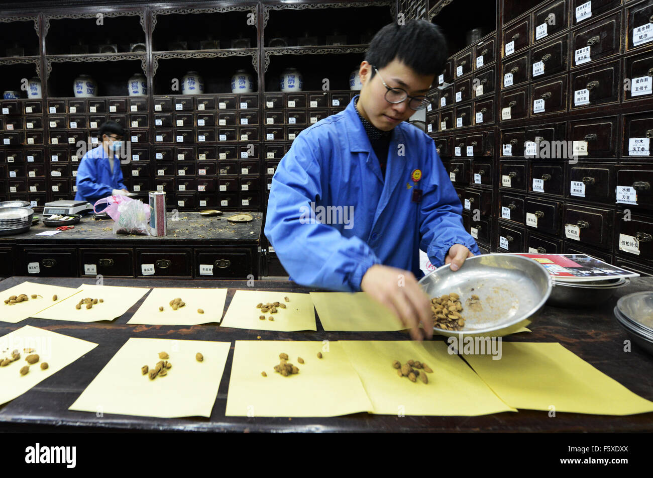 Traditional chinese medicine pharmacy hi-res stock photography and ...