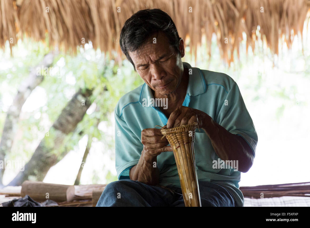 Man weaving basket hi-res stock photography and images - Alamy