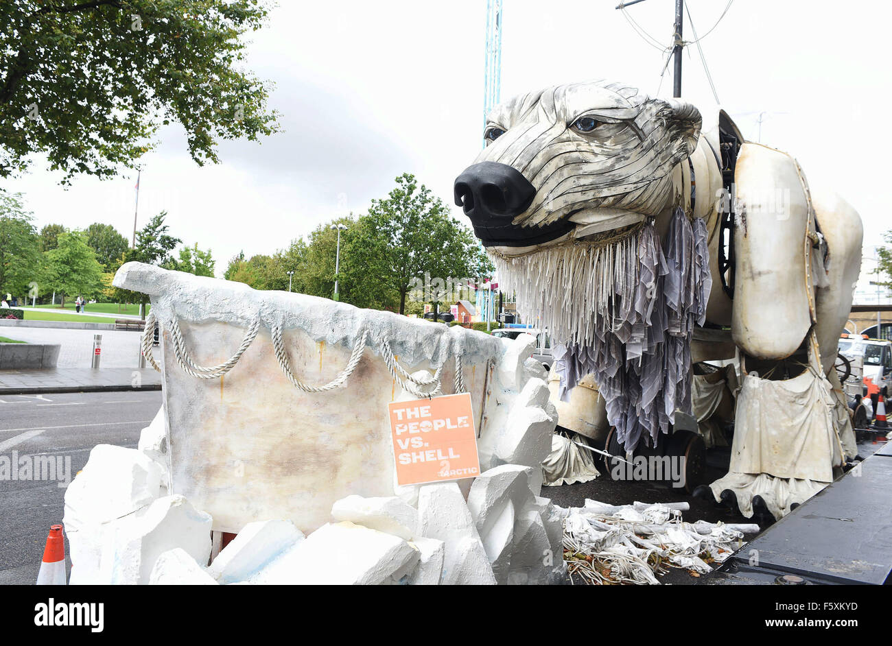 Greenpeace protest against Arctic Oil Drilling outside the Shell ...
