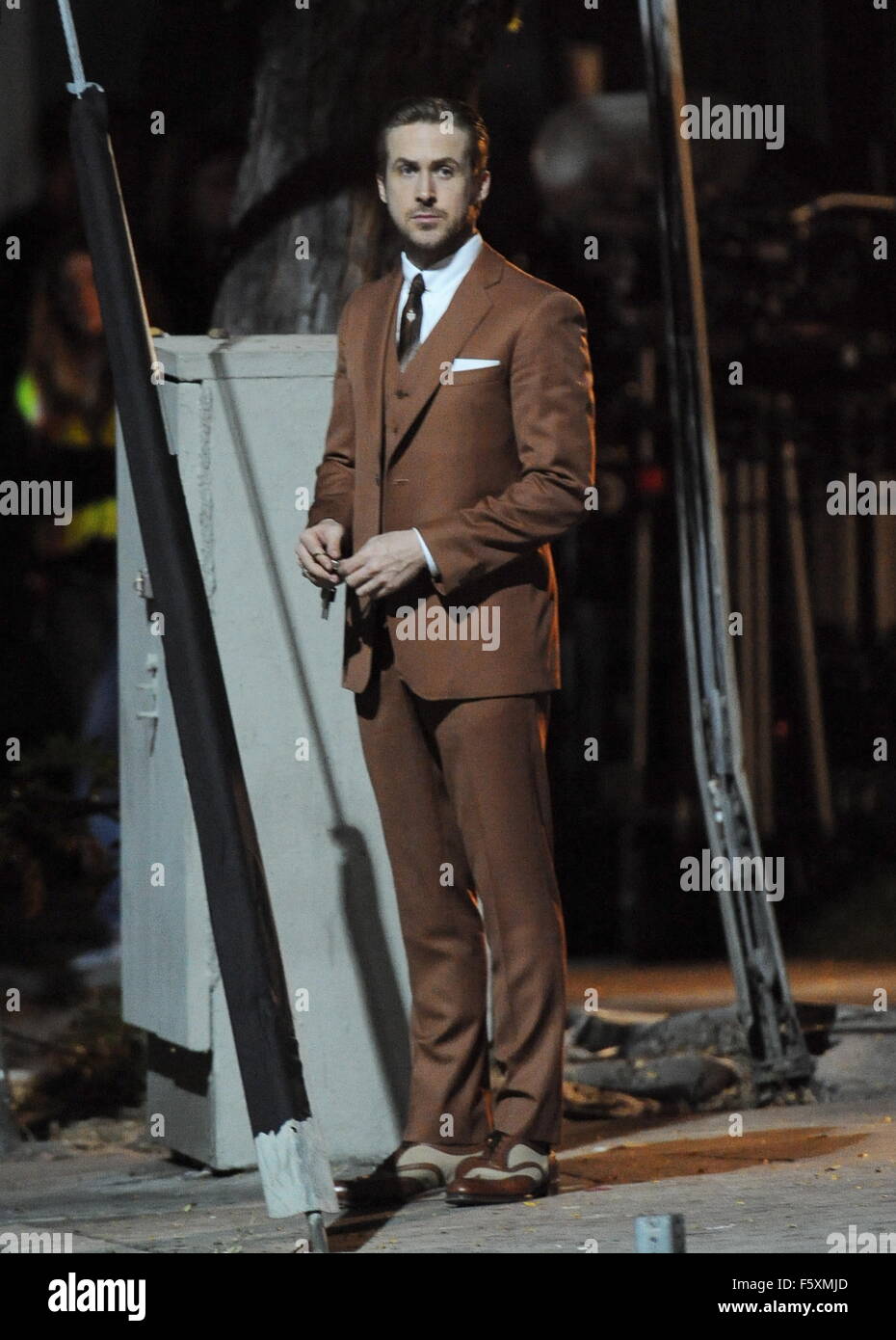 Ryan Gosling sports a vintage brown suit for a scene in 'La La Land ...