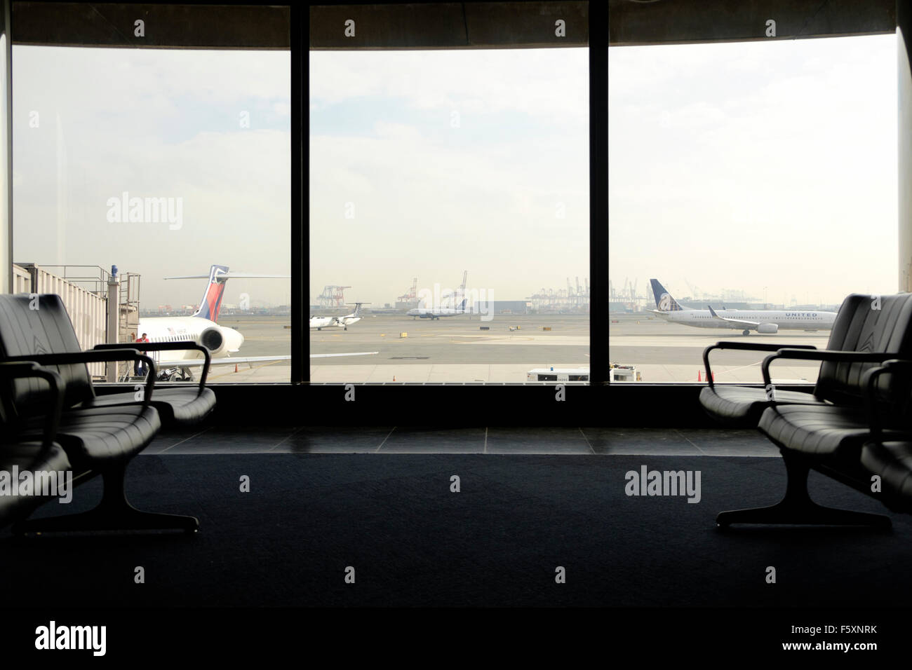 Airport gate hi-res stock photography and images - Alamy