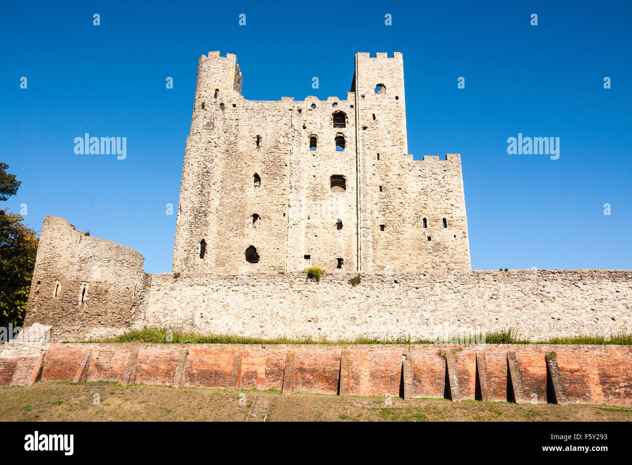 England, Rochester castle. Medieval east curtain outer wall with 'drum ...