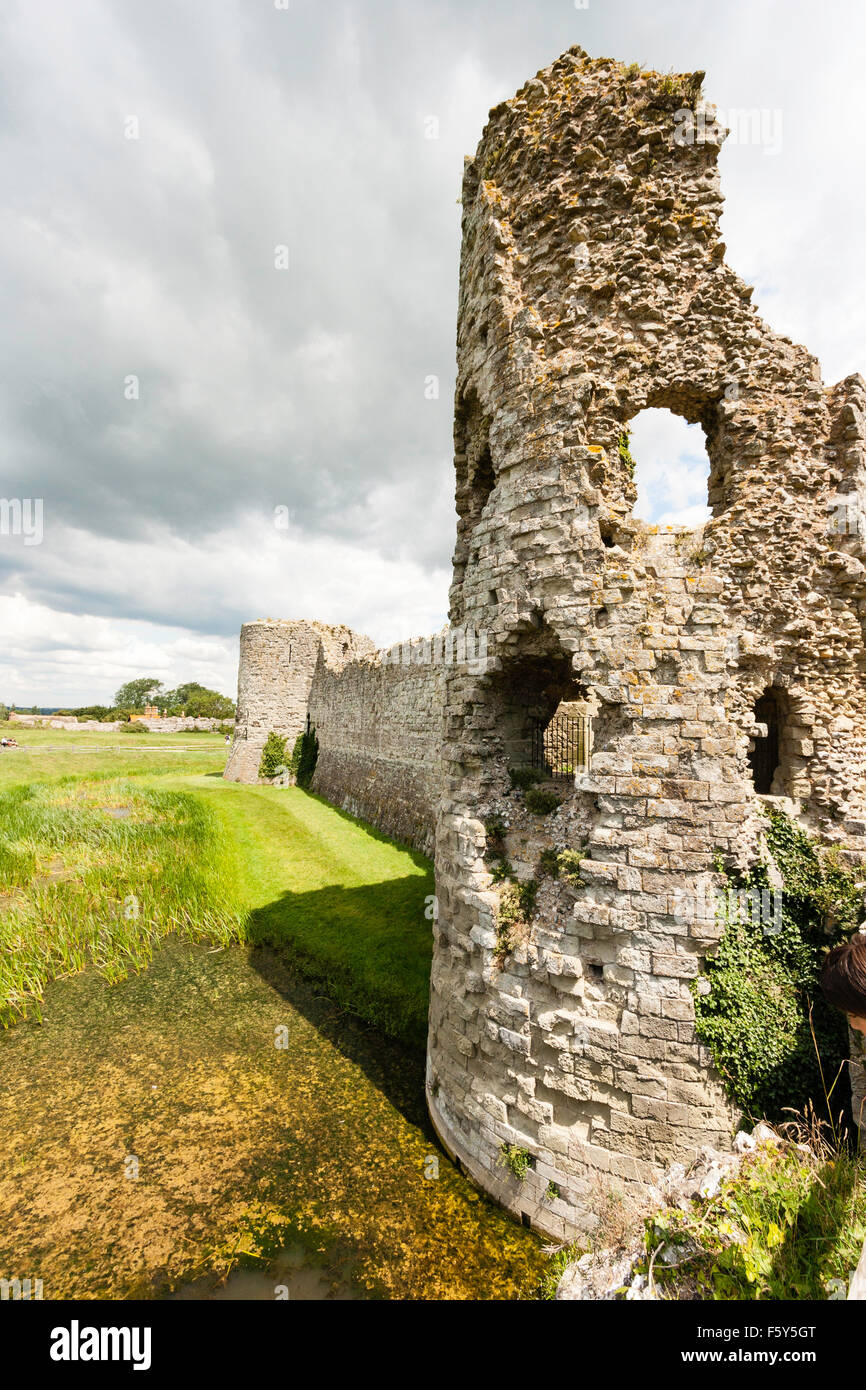 Medieval gatehouse ruins hi-res stock photography and images - Alamy