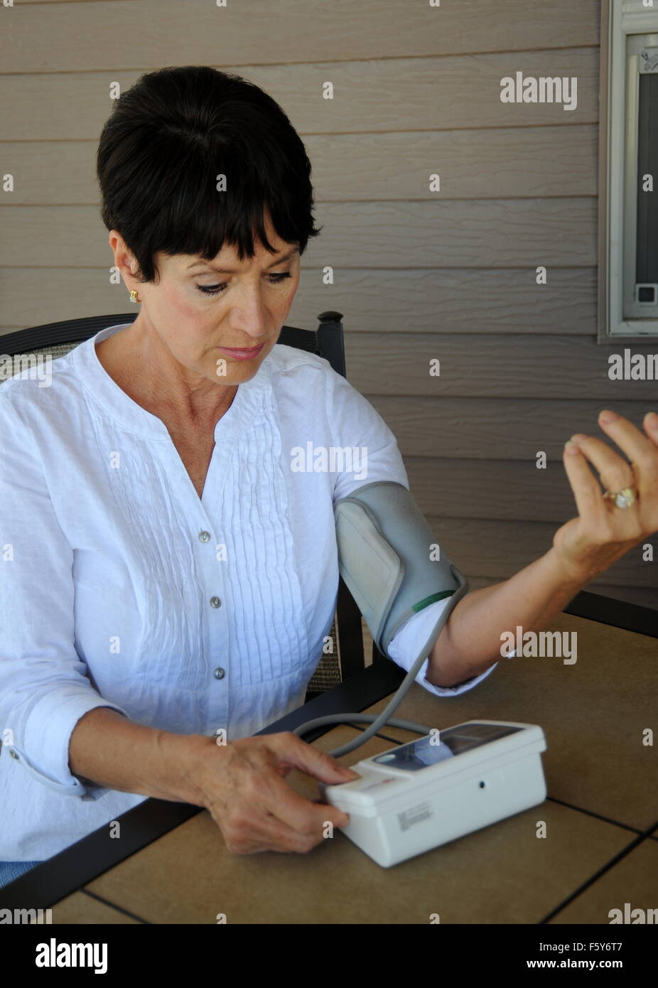 Blood pressure cuff senior hi-res stock photography and images - Alamy