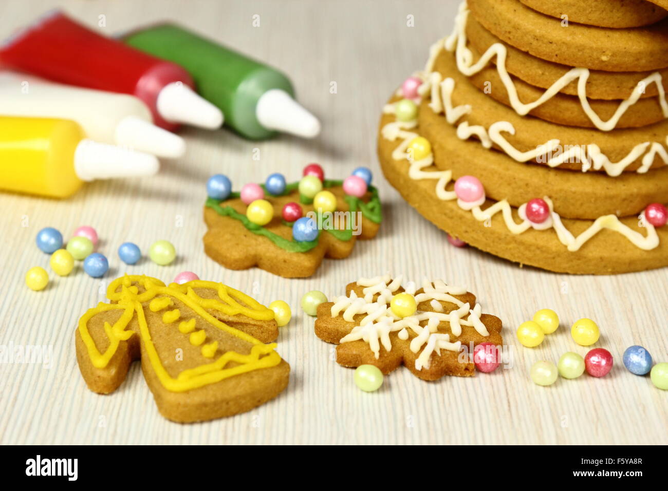 Decorating Christmas gingerbread cookies Stock Photo - Alamy