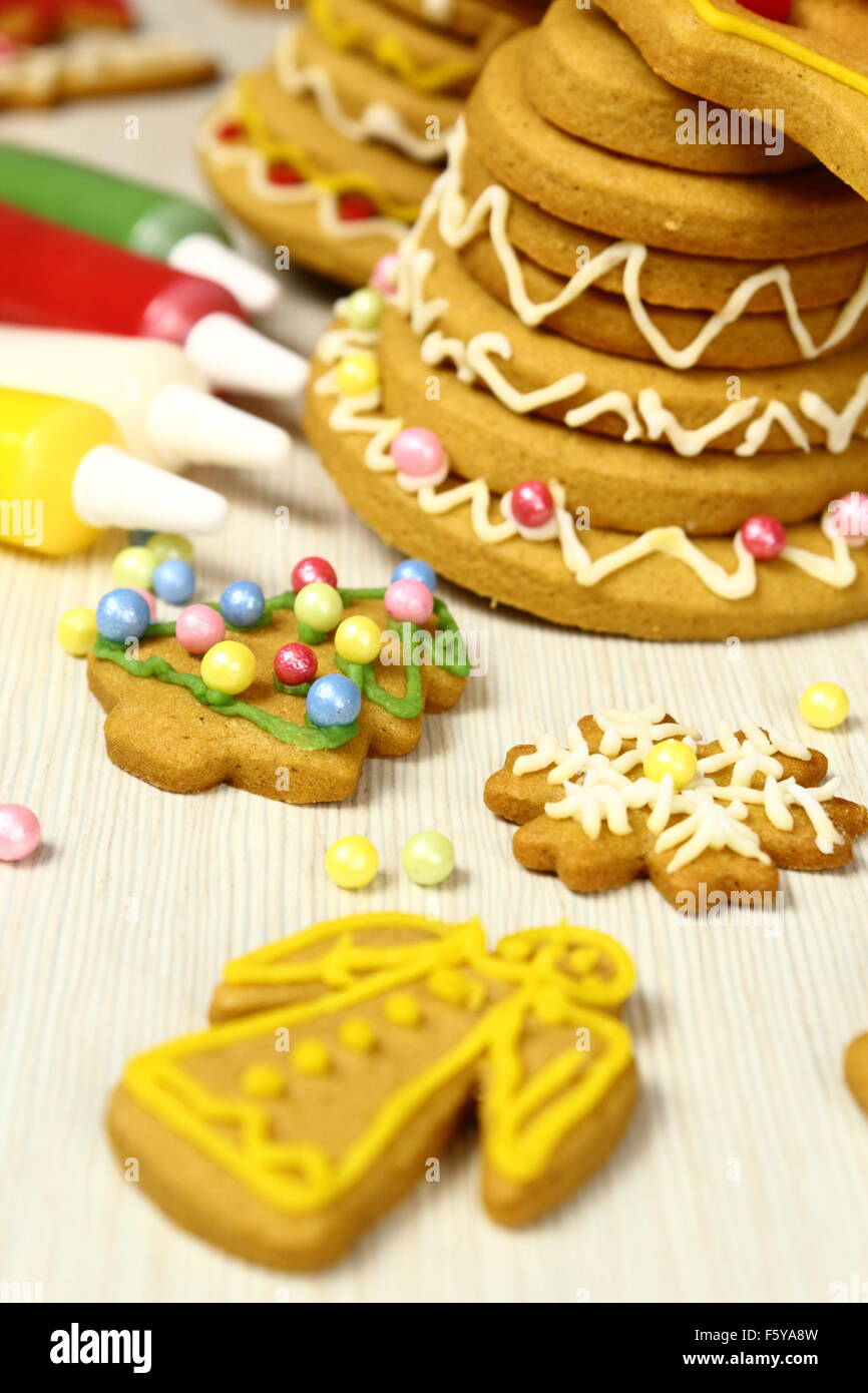 Decorating Christmas gingerbread cookies Stock Photo - Alamy