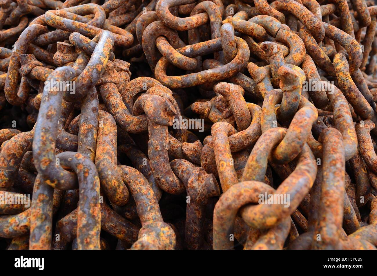 big pile of rusted metal chains background texture Stock Photo - Alamy