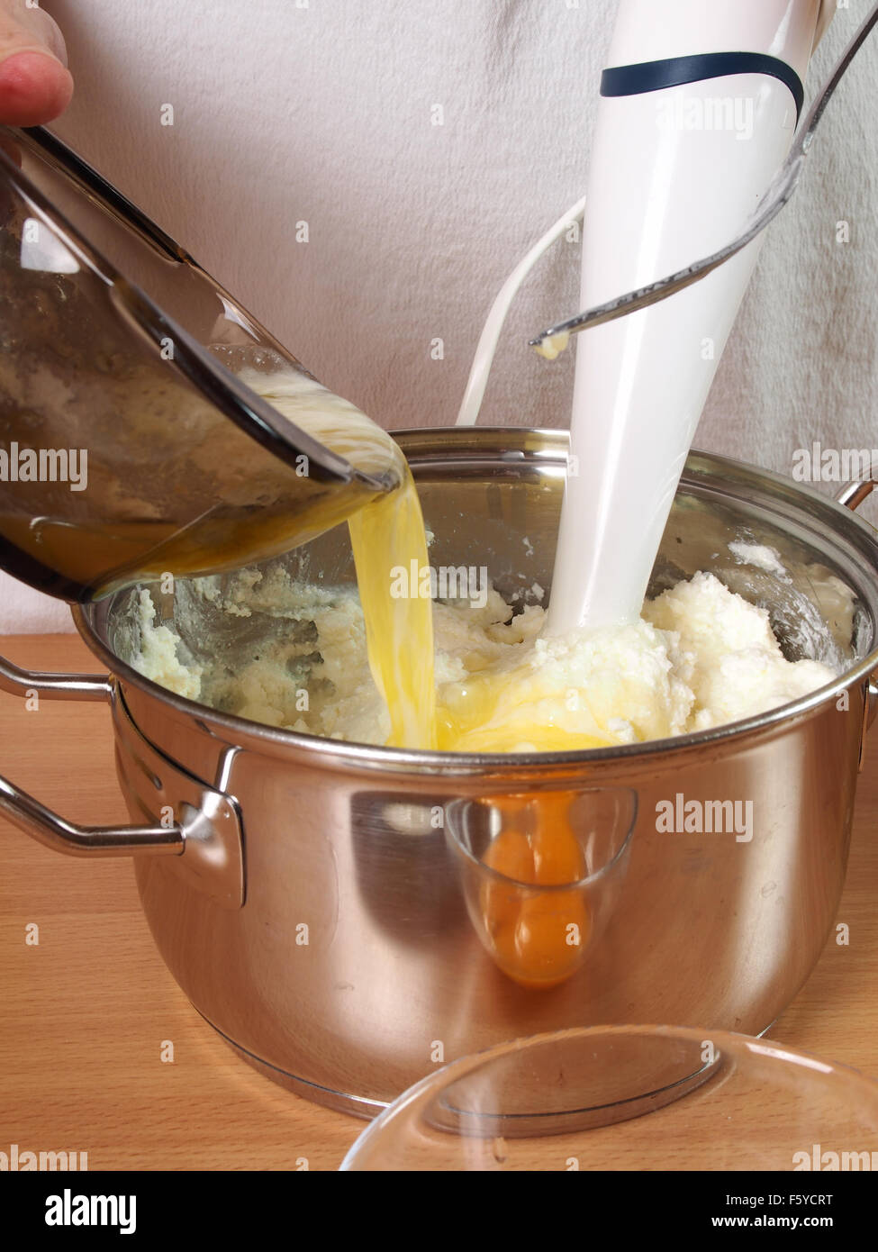 Hand pouring melted butter hi-res stock photography and images - Alamy