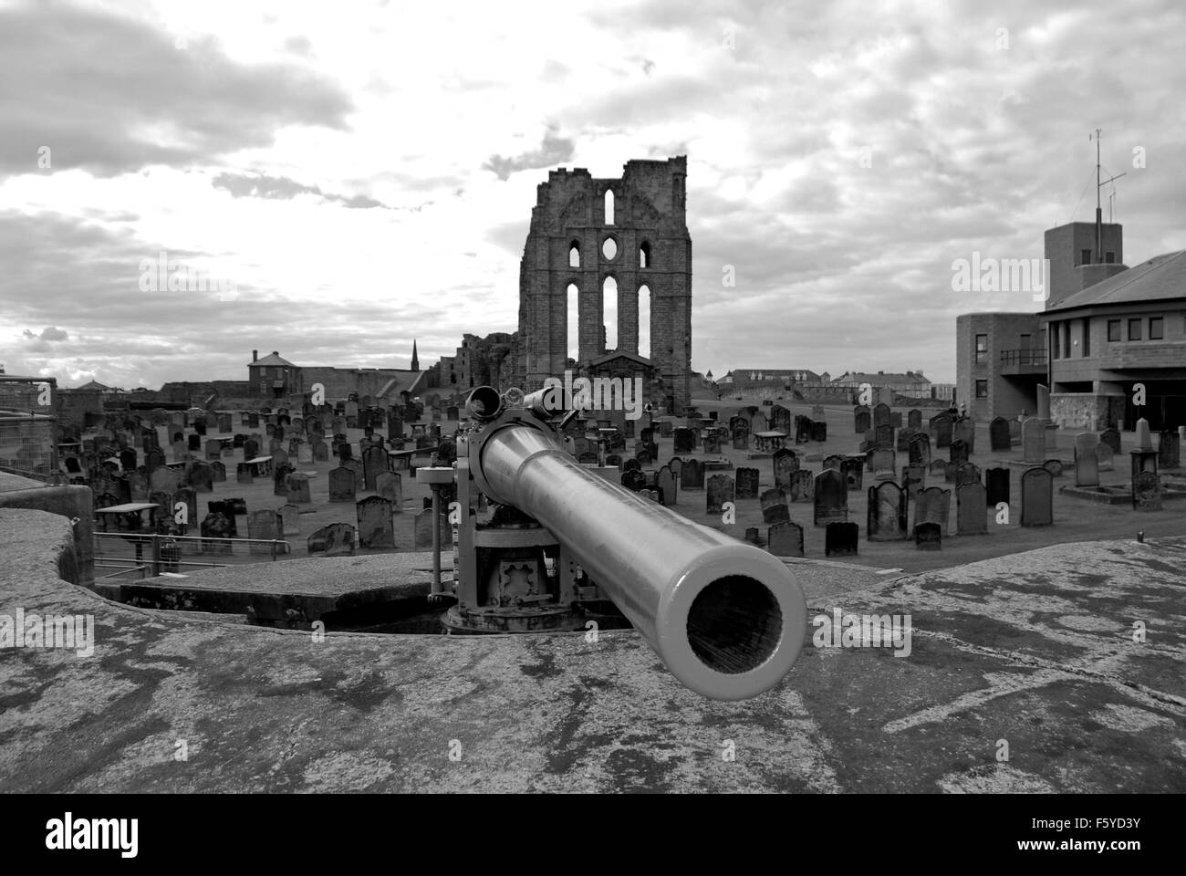 World War 2 gun at Tynemouth Castle and Priory, near Newcastle Stock ...