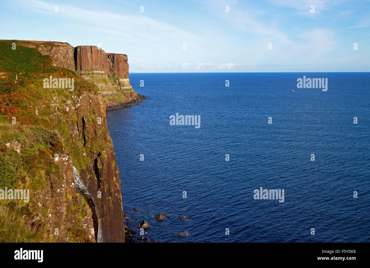 Kilt rock and mealt falls viewpoint hi-res stock photography and images ...