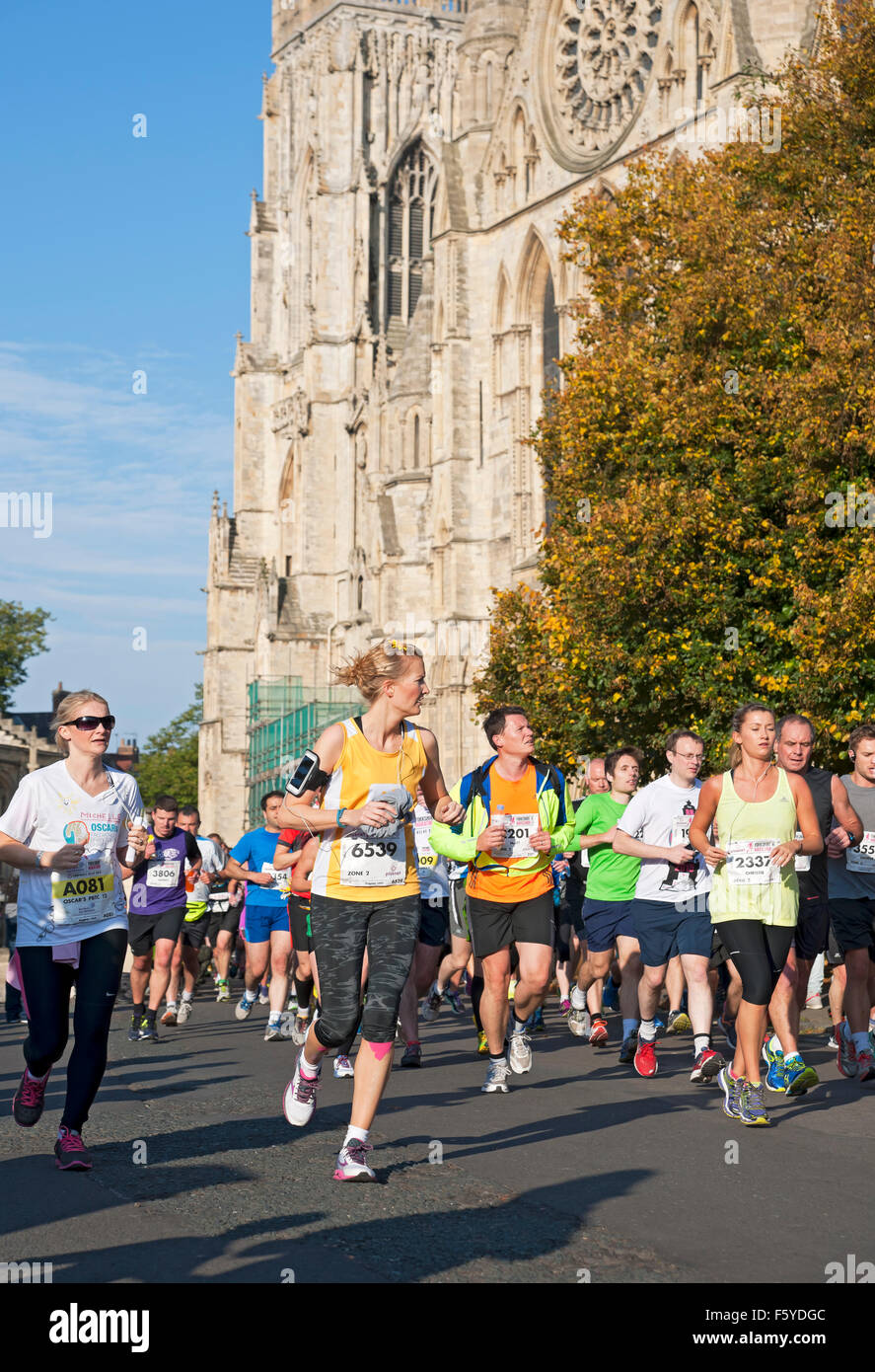 Competitors people runners running through the city centre in the ...