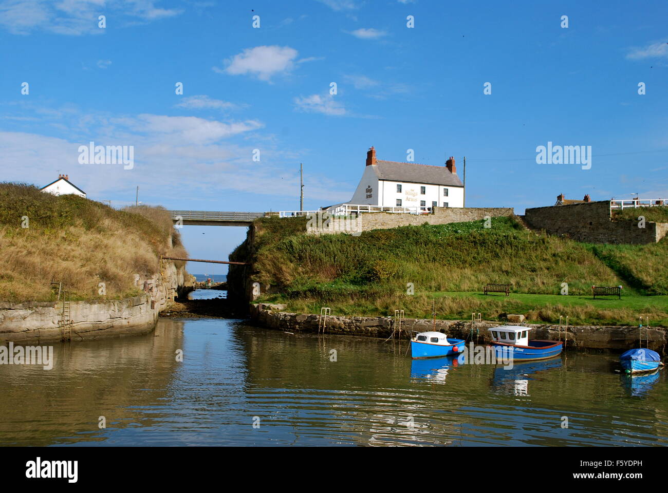 Old picturesque pub by a bridge at Seaton Sluice Harbour in the Summer ...
