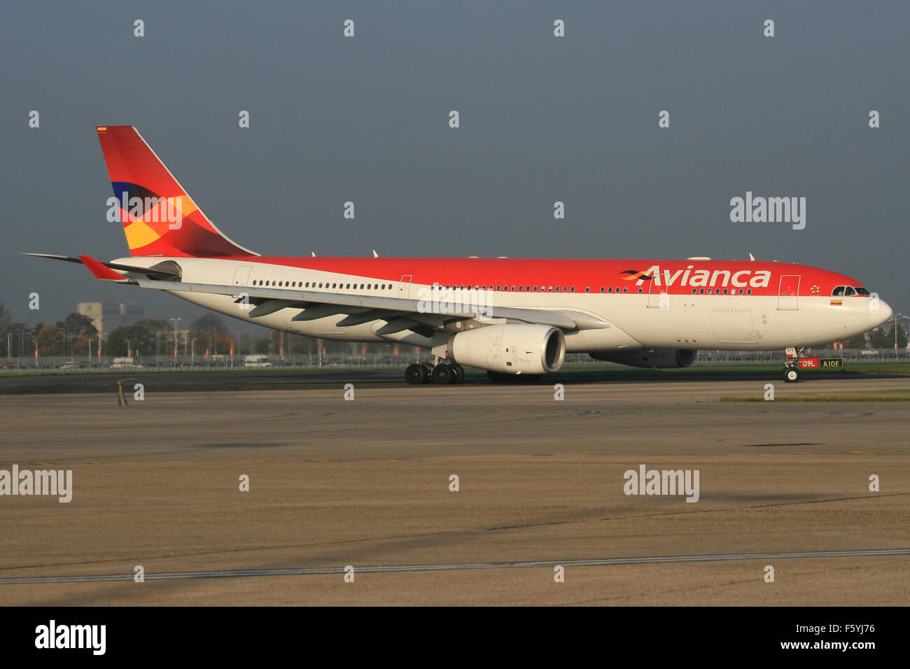 Avianca a330 landing hi-res stock photography and images - Alamy