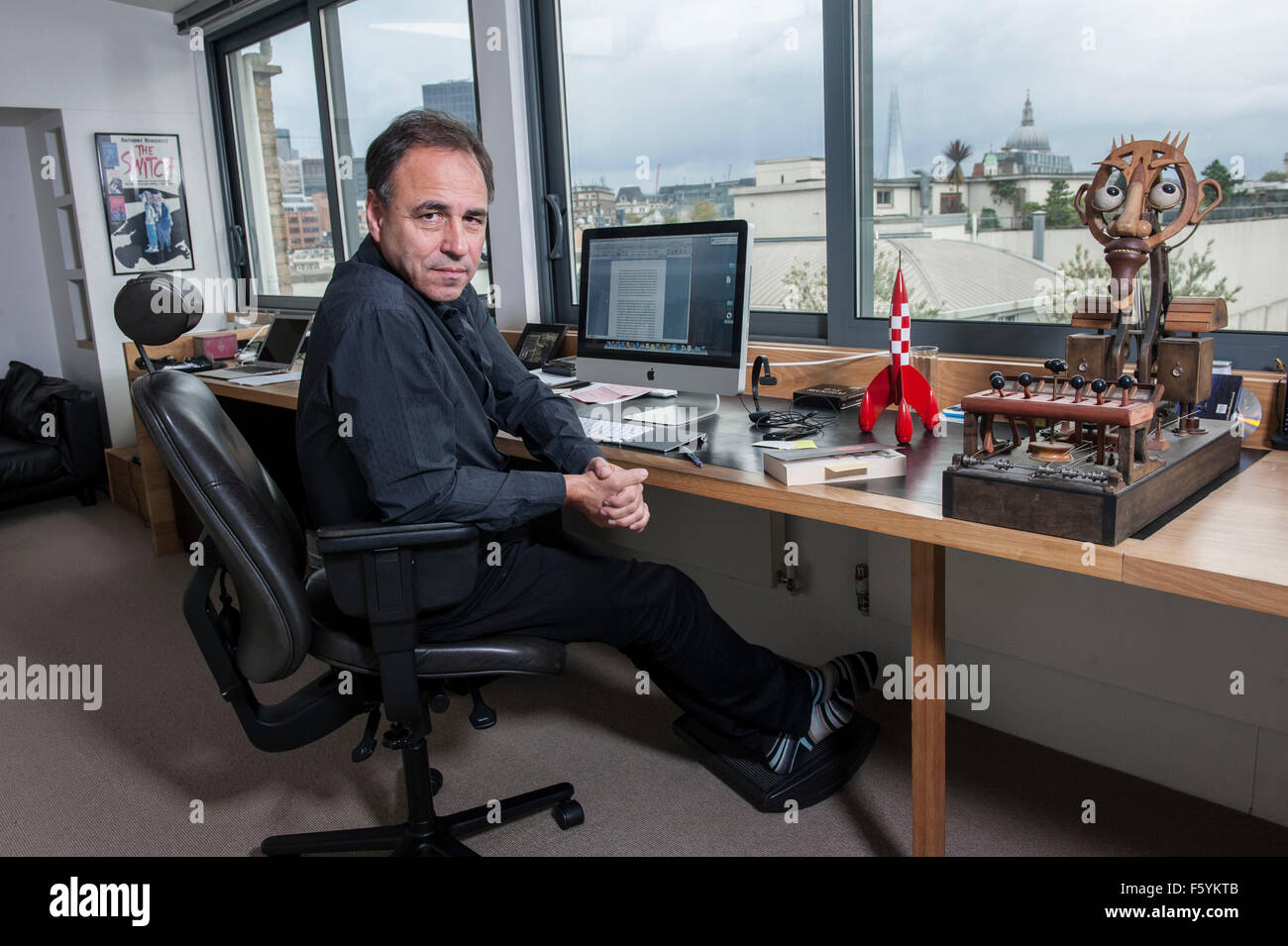 Writer at desk hi-res stock photography and images - Alamy