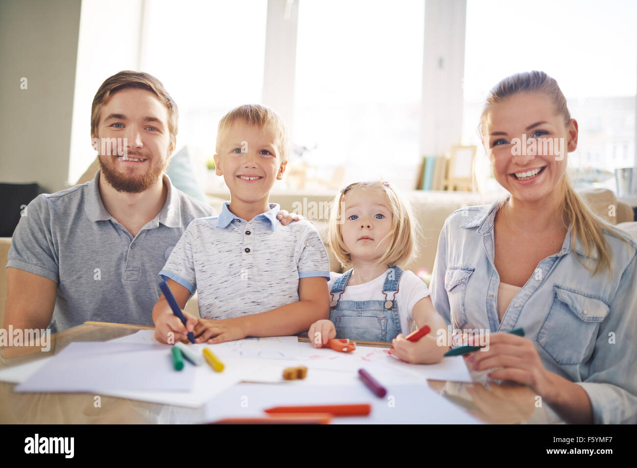 Cute children and their parents drawing at leisure Stock Photo - Alamy