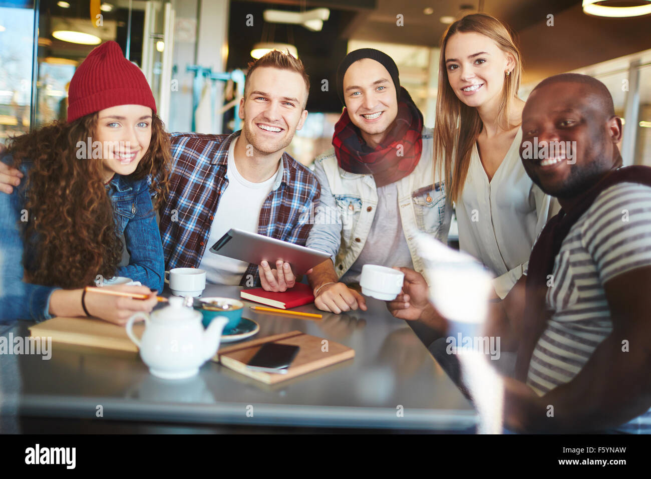 Happy teenage friends hi-res stock photography and images - Alamy