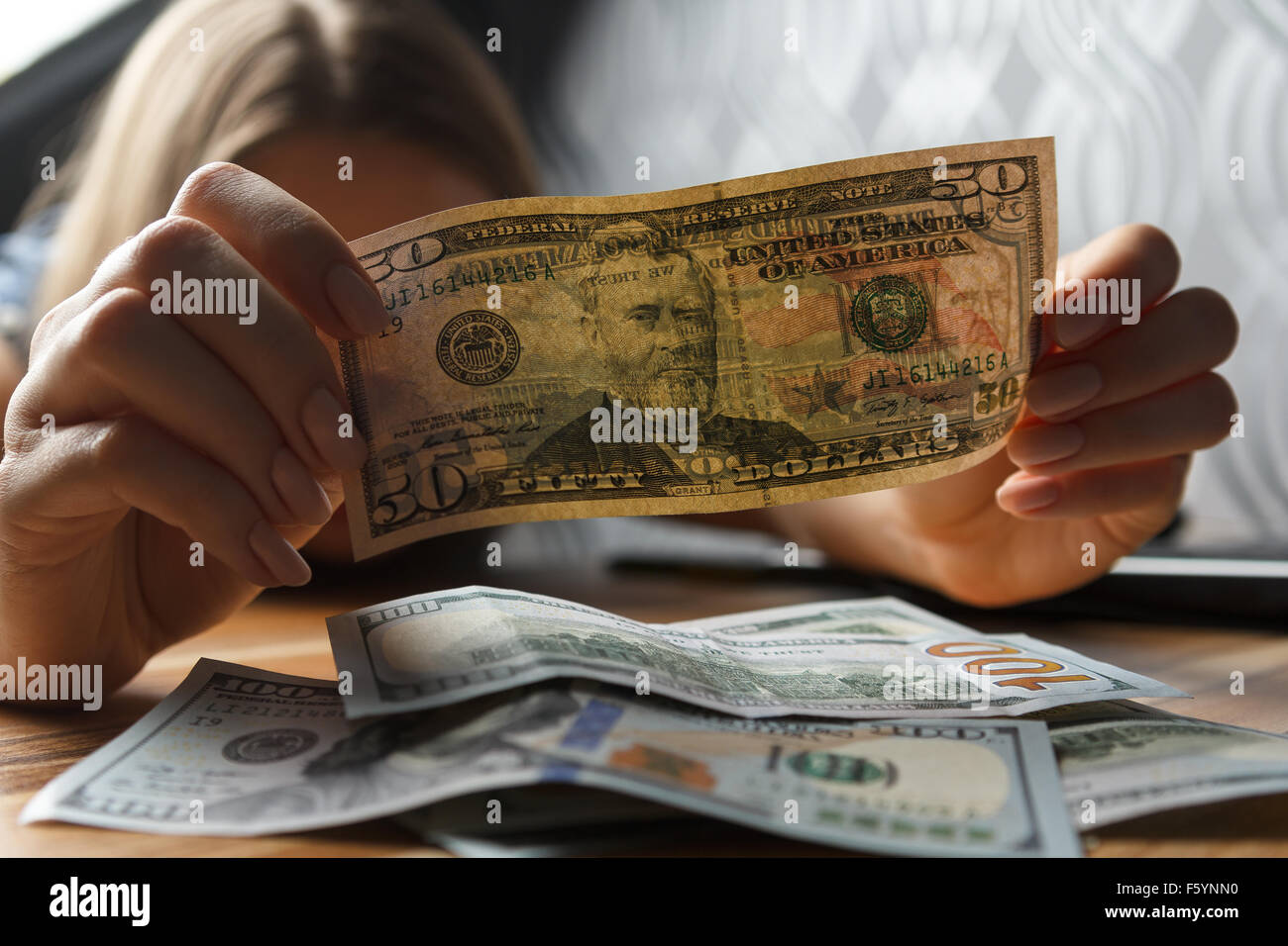 Count money table hi-res stock photography and images - Alamy