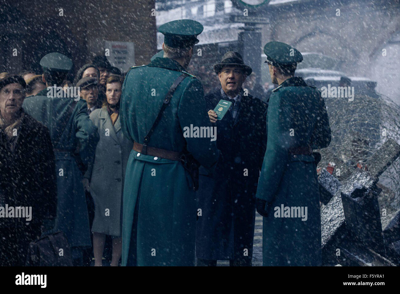 BRIDGE OF SPIES (2015) TOM HANKS STEVEN SPIELBERG (DIR) MOVIESTORE COLLECTION LTD Stock Photo ...