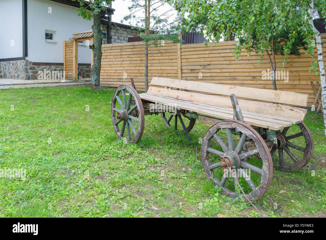 Broken wagon wheel hi-res stock photography and images - Alamy