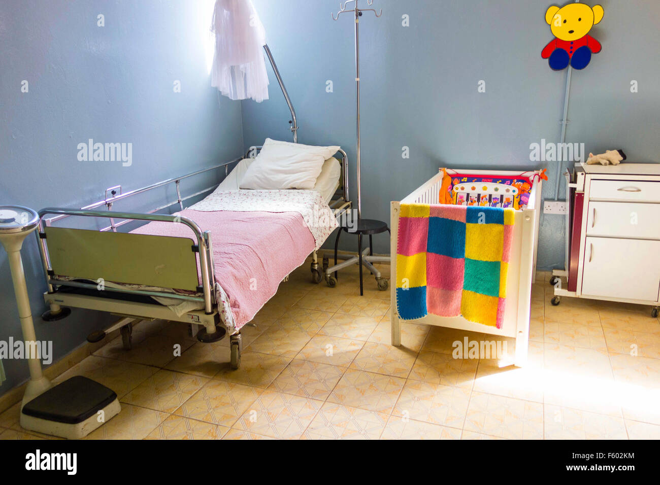 Empty baby cot in hospital hi-res stock photography and images - Alamy