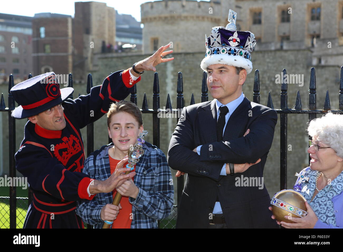 David Walliams attempts to steal the Crown Jewels from the Tower of ...