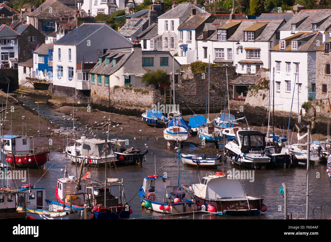 Cornish fishing village scene hi-res stock photography and images - Alamy