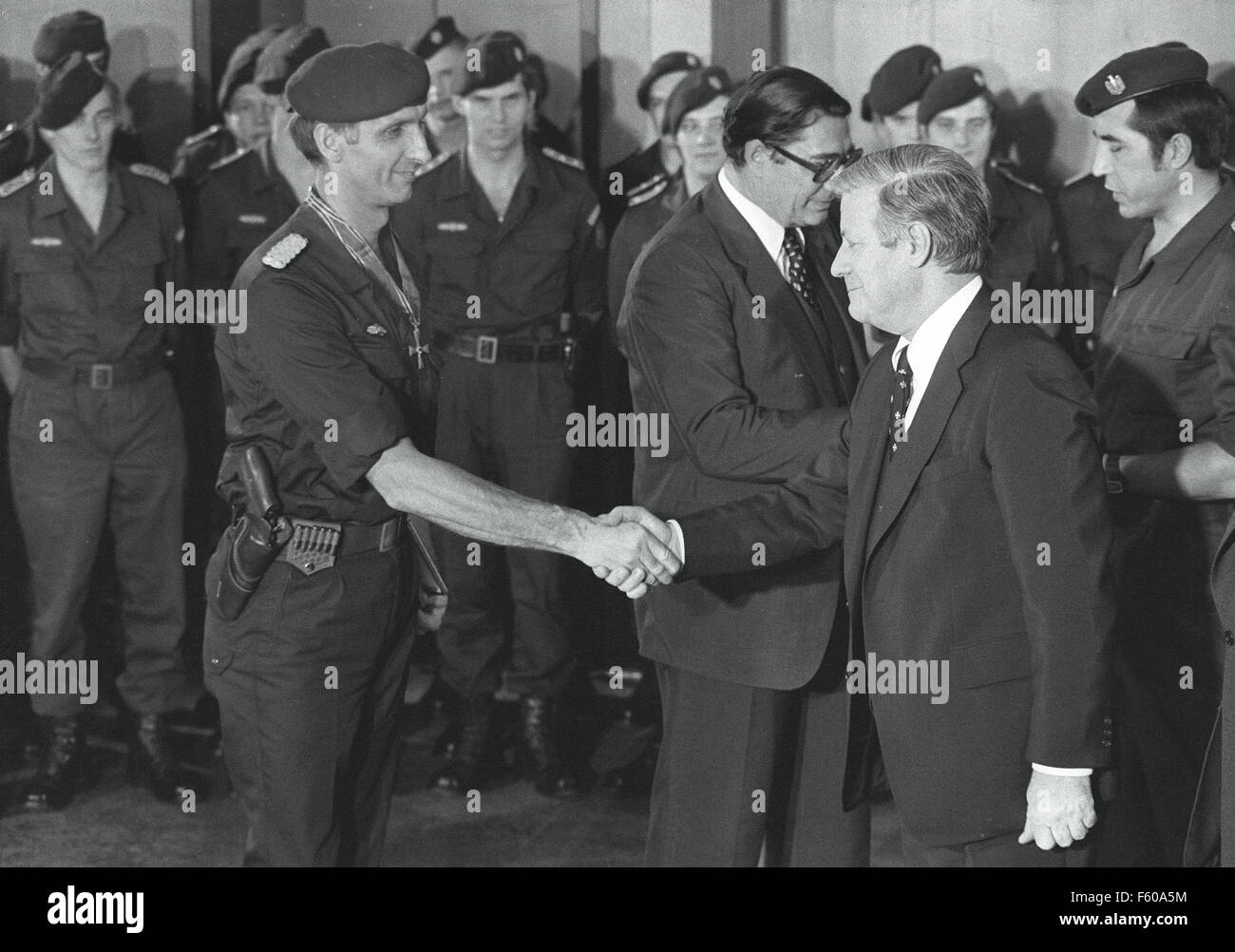 Chancellor Helmut Schmidt congratulates the GSG 9 chief of operation ...