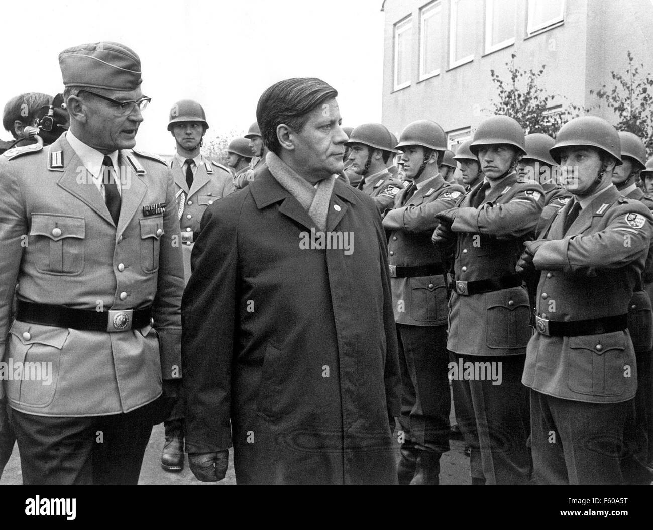 Defense Minister Helmut Schmidt (2nd from left) with Lieutenant Colonel ...