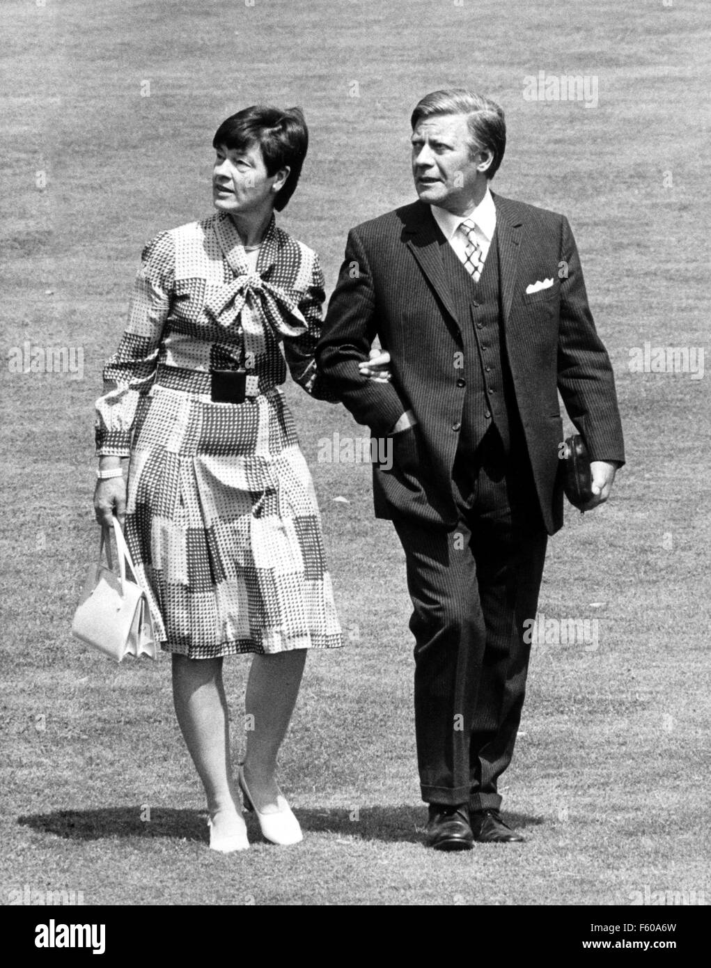 Helmut Schmidt and his wife Loki on 25 June 1974 in the garden of ...