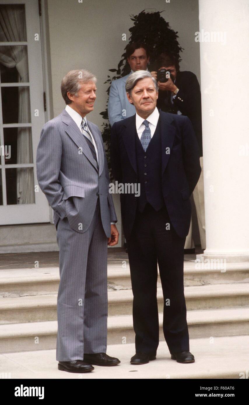Chancellor Helmut Schmidt (R) with US President Jimmy Carter (L) in ...